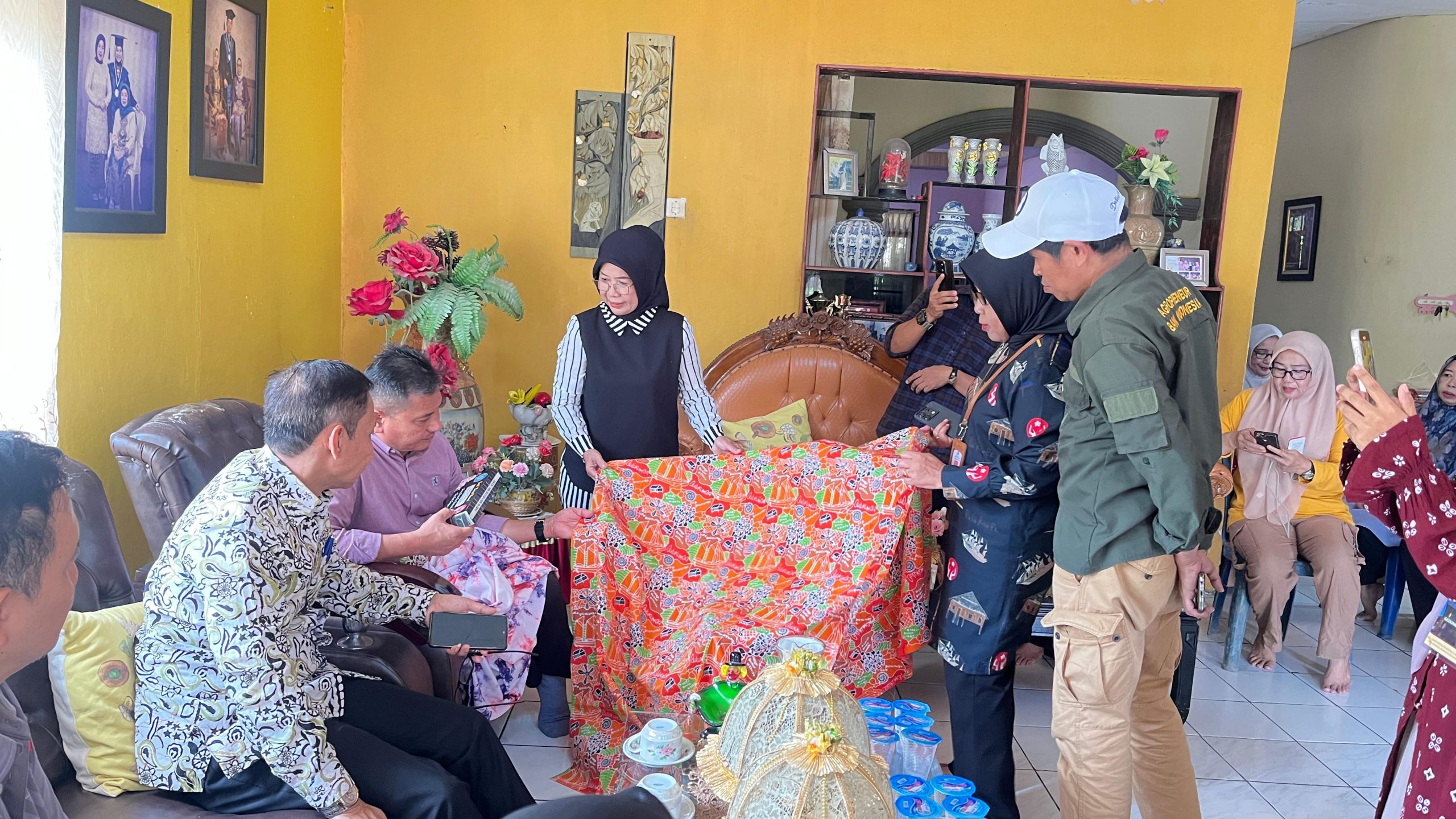 Dari Rumah Sederhana, Batik Bunga Mawar Terus Mekar di Usia Senja ...